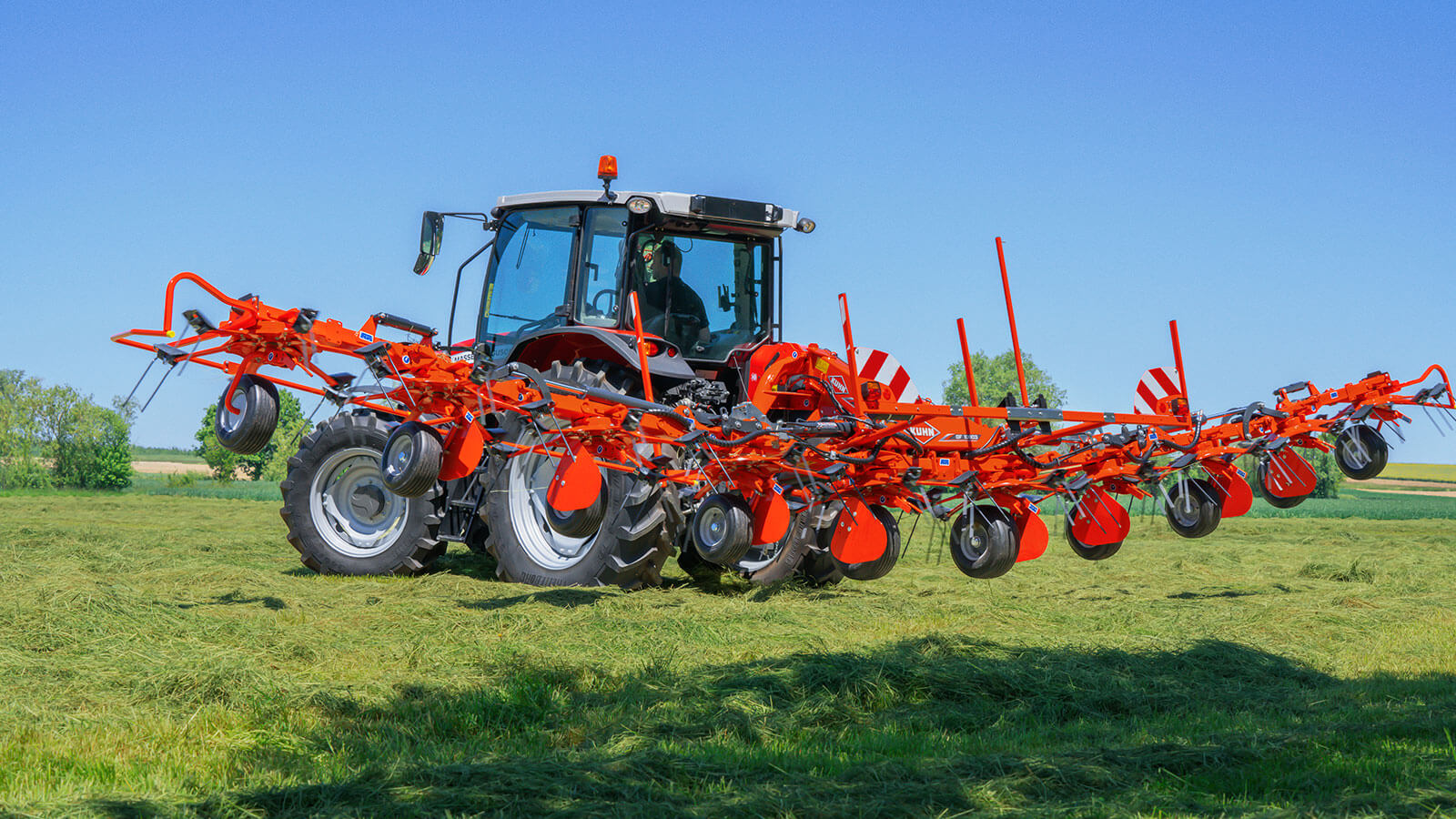 Fanage de bordures en prairie avec le faneur GF 6503 | KUHN